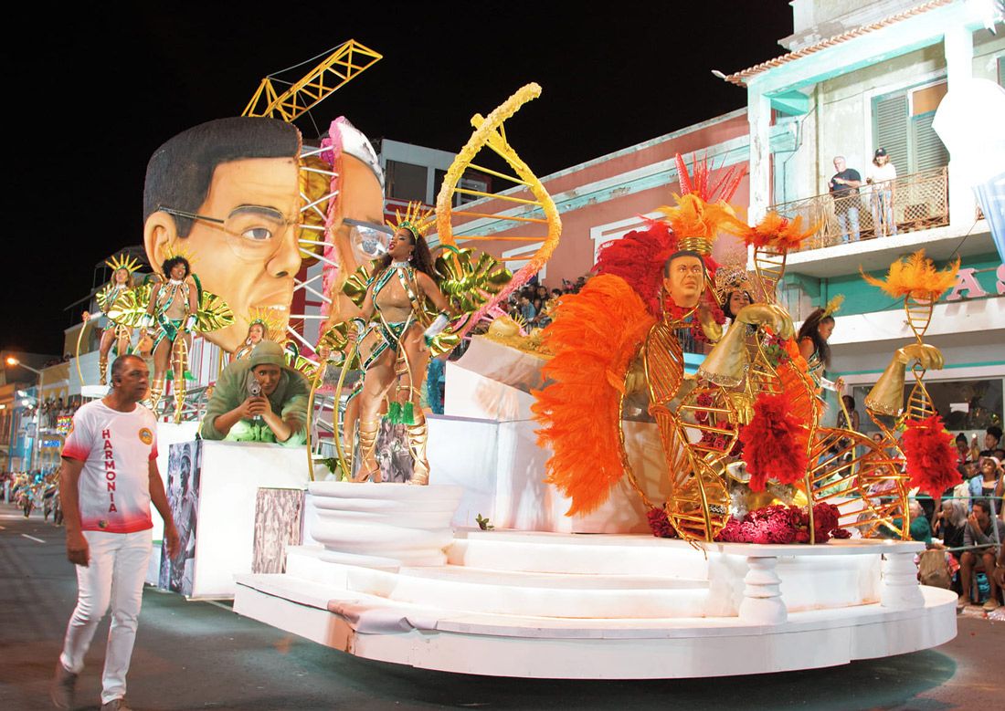 Desfiles dos Grupos Oficiais do Carnaval de São Vicente, no centro da ...